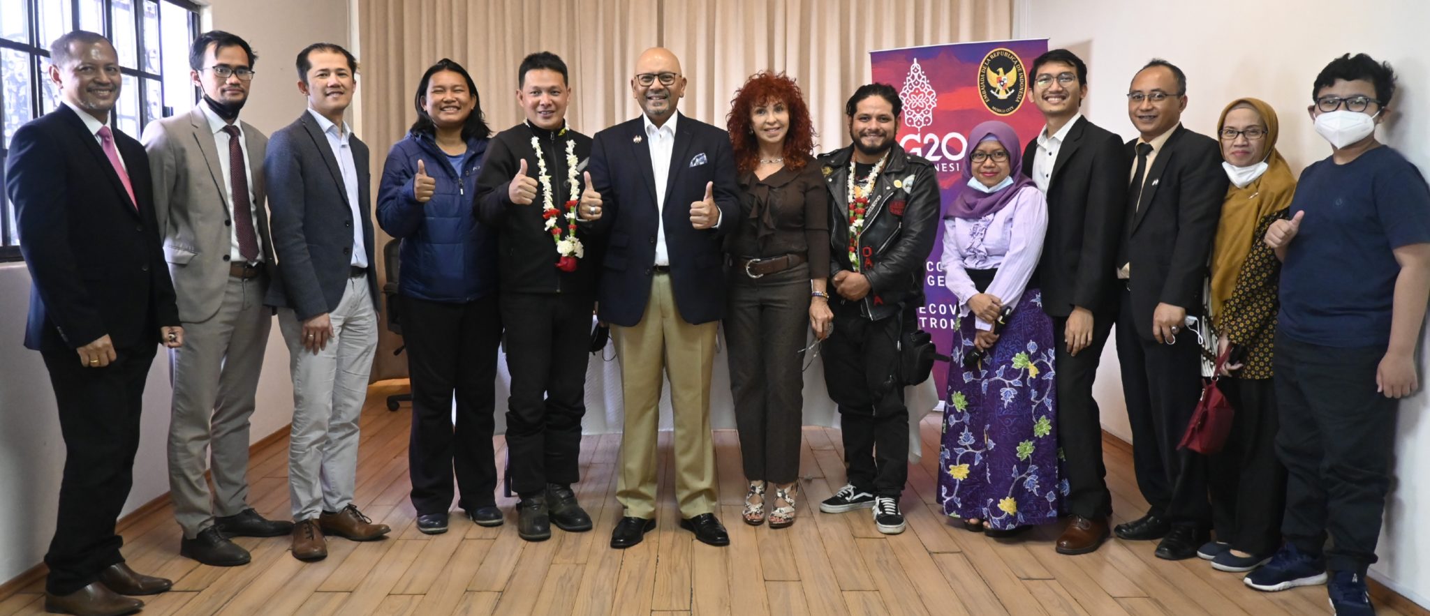 Pemotor Indonesia, Mario Iroth, Tiba di KBRI Mexico City - Surat Dunia